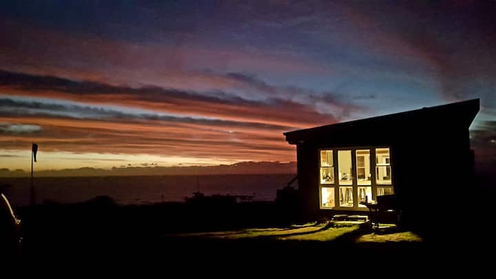Rustic Mokau Escape With Ocean Views & Sauna - Taranaki