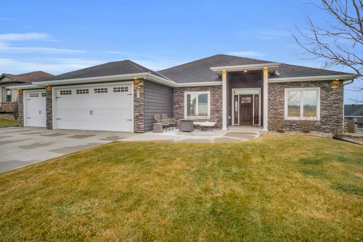 Luxury 4br/3ba W/ Hot Tub Tv +83 - Kearney, NE