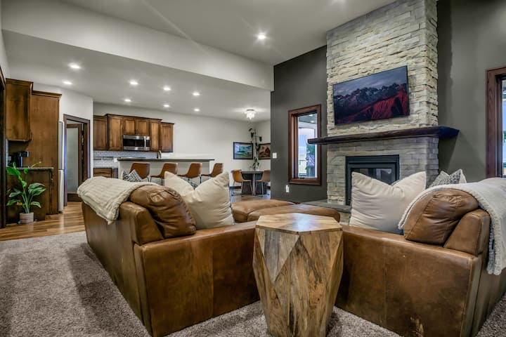 Luxury 5br/3ba W/ Hot Tub/83” Tv - Kearney, NE