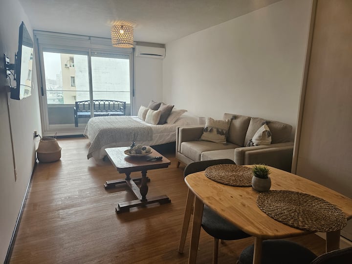 Loft En Pocitos, Hermosas Vistas Y Garage. - Montevideo