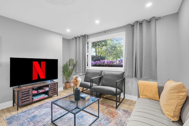 Stylish 3 Br Apt W/ Free Parking, Wifi & Patio - Oshawa