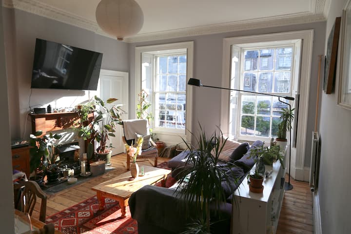 Super-central Artist’s Apartment - Edinburgh
