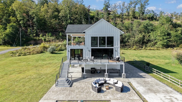 Luxury Riverfront Home Getaway With Hot Tub - Front Royal, VA