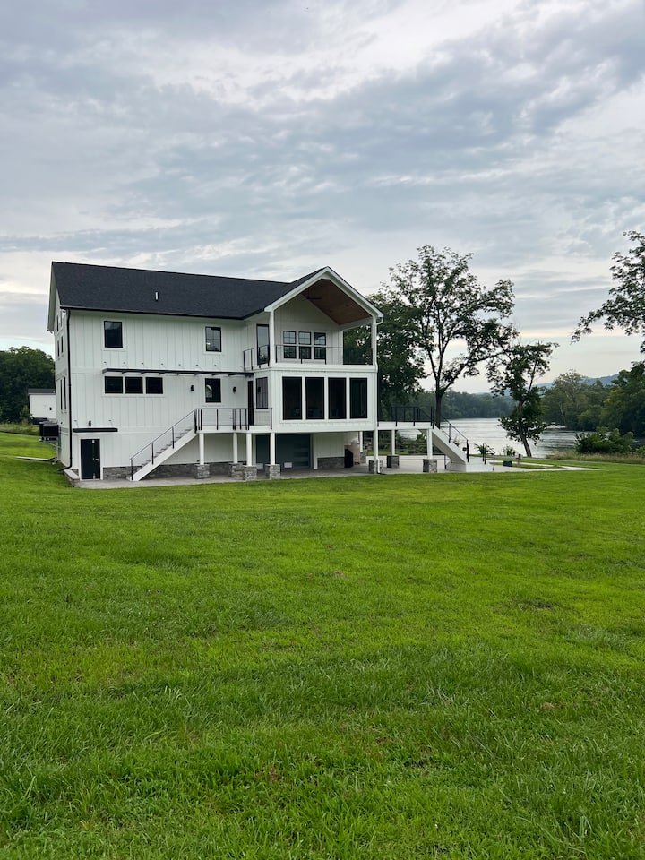 Luxury Riverfront Home With Hot Tub - Front Royal, VA