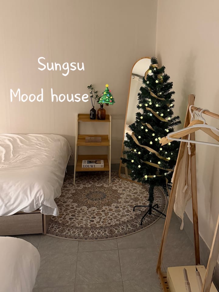 성수 무드 하우스
#성수역 도보5분 #자연도소금빵1분 #연무장길 #연무장길숙소 #핫플레이스 - Seoul