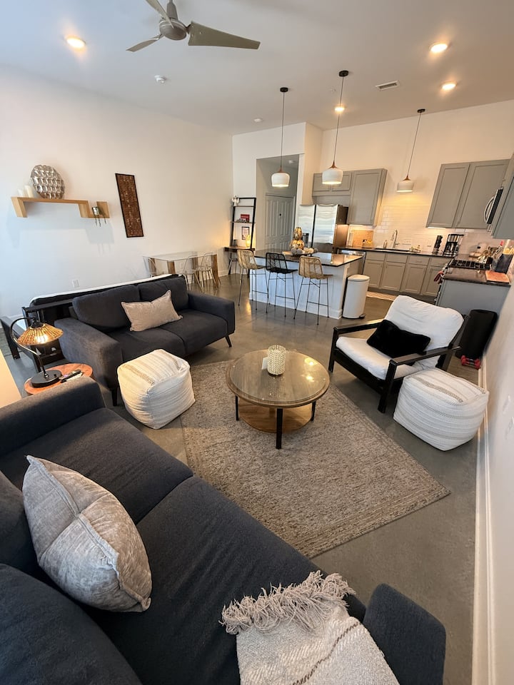 *New* Intoku Loft- 2bd/2ba- Blocks From Mass! - Lawrence, KS