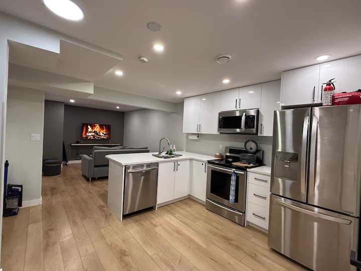 Promo 20% Off • Minimalist 2br Suite In Nw Calgary - Calgary