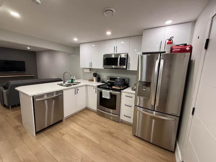 Functional & Minimalist | 2br Suite In Nw Calgary - Canada