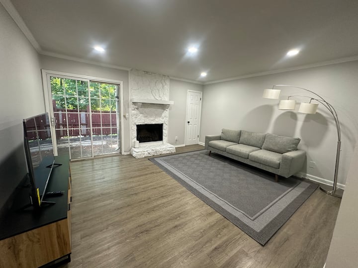 Newly Renovated 2b 2.5b Townhome In Sandy Springs - Roswell, GA