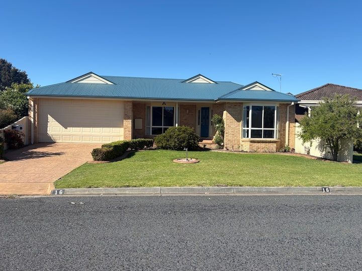 Fishing Crabbing And Swimming - Lakes Entrance