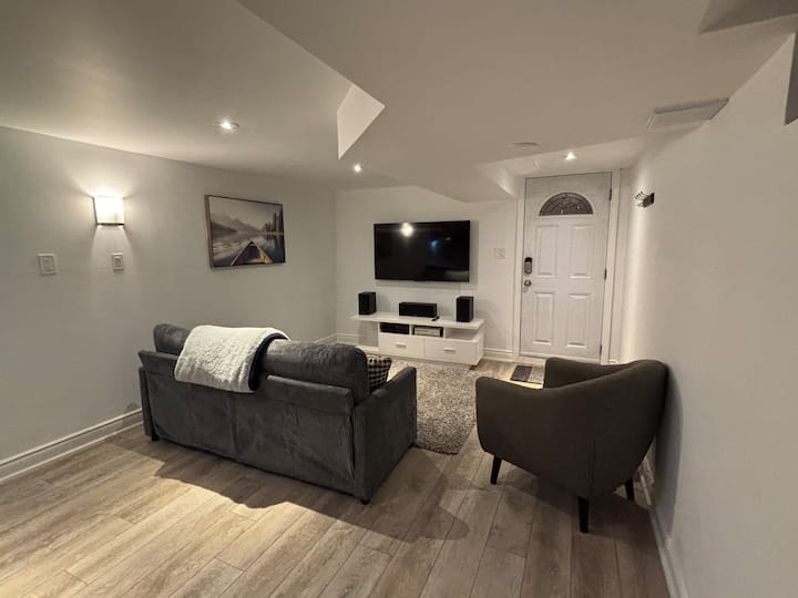 1 Bedroom Fully Stocked Basement Unit Beaches - Toronto