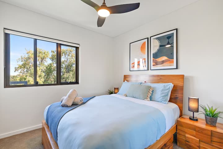 The Blue Lemon | 1 Bed + Full Office Setup - Fremantle