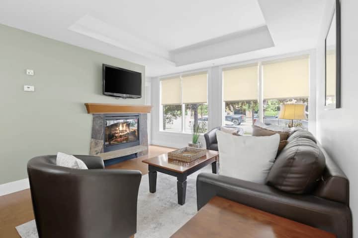 Mountain Bliss | Spacious 2br W/ Pool & Hot Tub! - Canmore