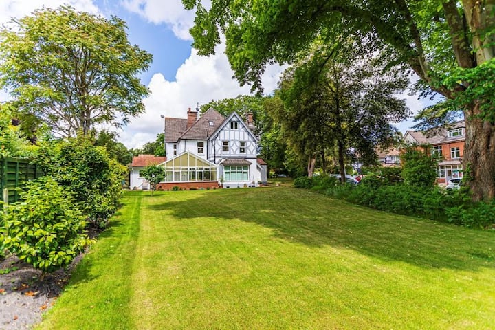 A Very Short Walk To The Beach! - 伯恩茅斯