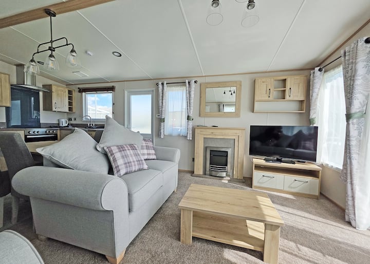 Platinum 8 Caravan Hot Tub - Ingoldmells