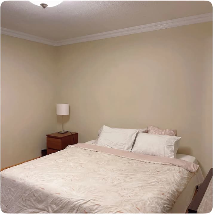 Queen Private Room - Bowen Island