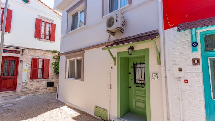 Ayvalık Merkez De Teraslı 2 Katlı Villa Macaron Da - Ayvalık