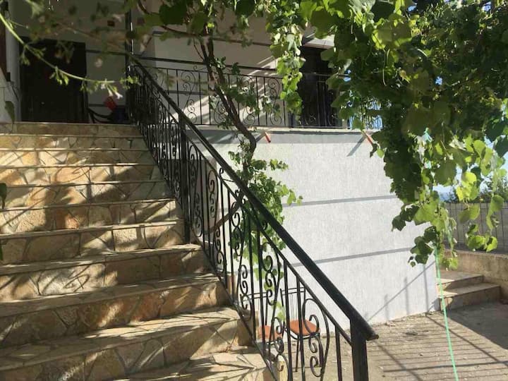 Joni’s House
   5 - Piqeras