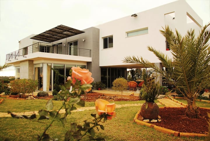 Luxury Stay In Green Surrounds - レメソス