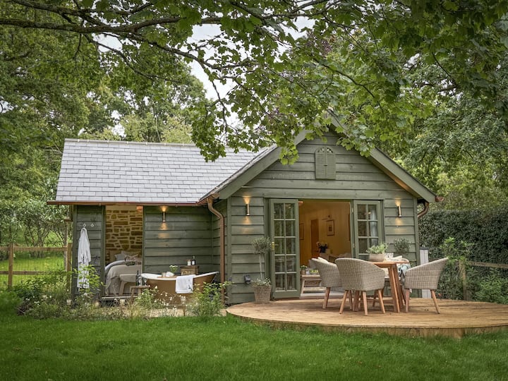 Cosy Cabin Surrounded By Nature - Farnham