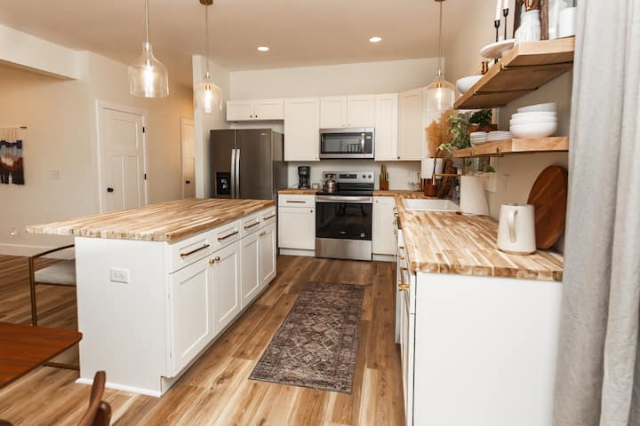 Sunset Mountain Home- Perfect For Families + Pets - Weaverville, NC