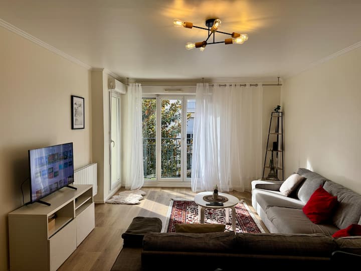 "Chez Vous" - 2 Chambres & Parking, Paris-bourget - Saint-Denis, France