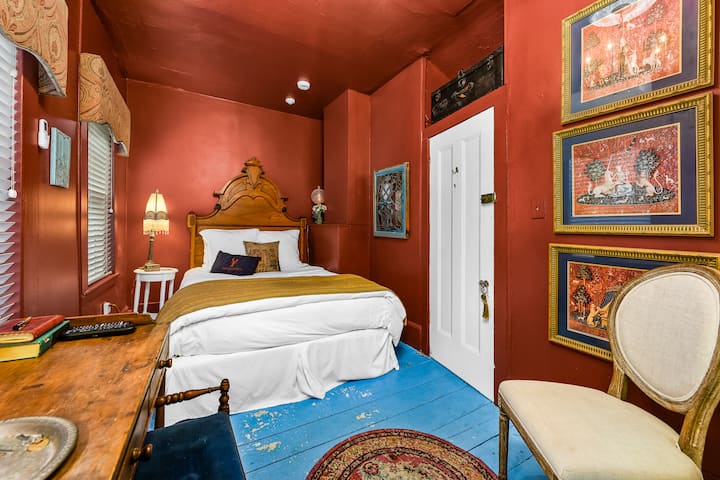 Queen, Hot Breakfast, Hot Tub, 18+ Only - Provincetown, MA