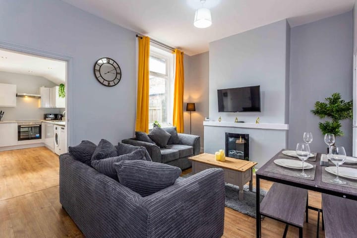 4 Bedroom Townhouse-free Parking - Carlisle