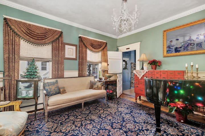 King, Fireplace, Hot Breakfast, Hot Tub, 18+ Only - Provincetown, MA