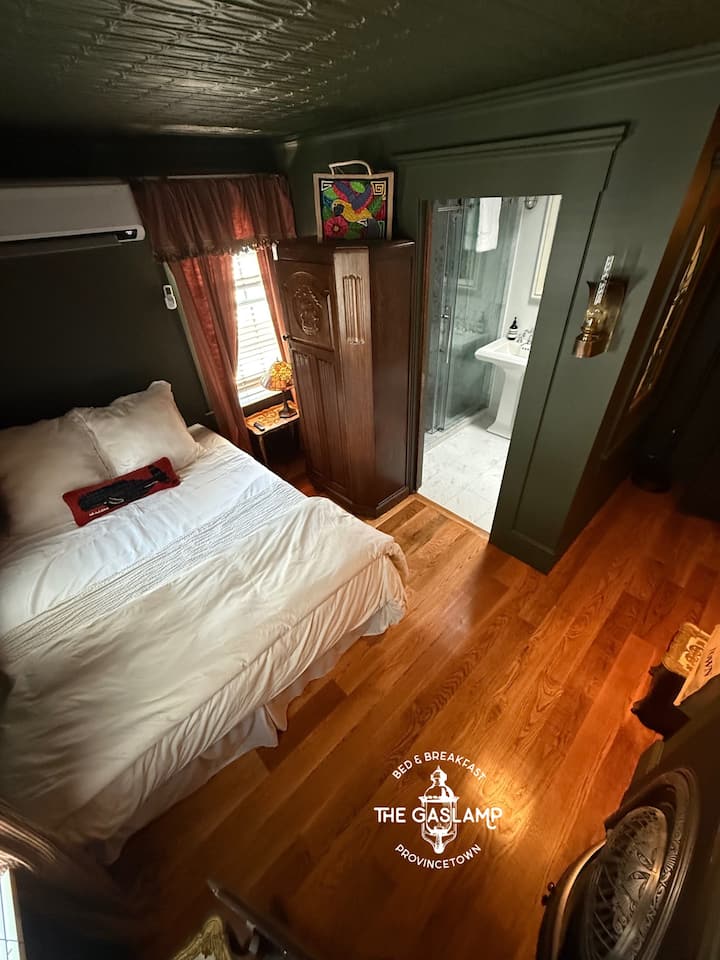 Queen Bed, Fireplace, Full, Hot Breakfast, Hot Tub - Provincetown, MA