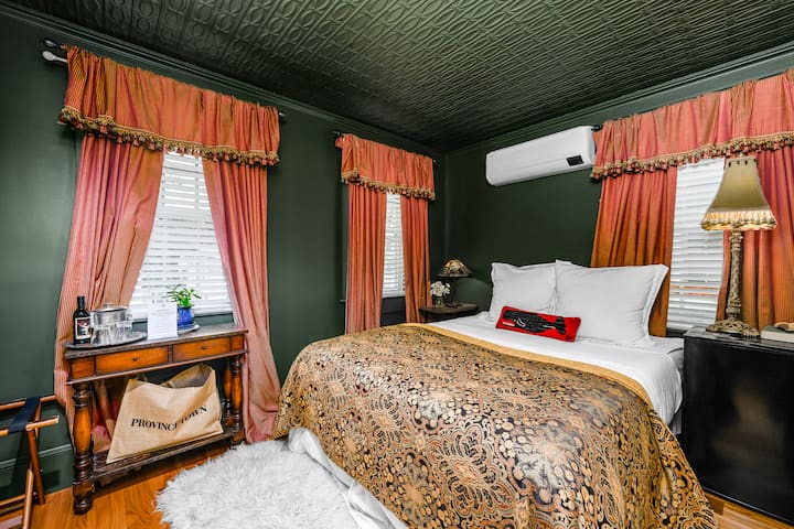 Queen Bed, Fireplace, Full, Hot Breakfast, Hot Tub - Provincetown, MA