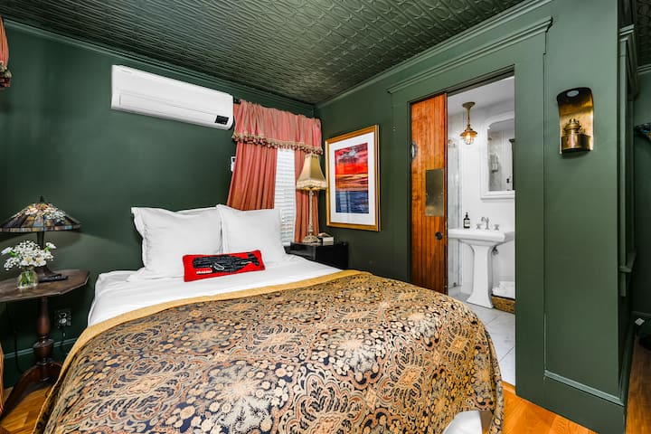 Sunset Grove (Room 5), Queen Bed, 18+ Only - Provincetown, MA