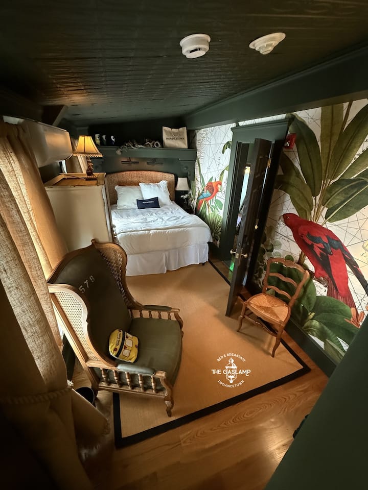 Queen, Fireplace, Hot Breakfast, Hot Tub, 18+ Only - Provincetown, MA