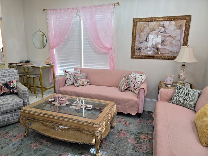 Luxury Pink Vintage Home | Balcony & Cozy Attic - Lake Texoma