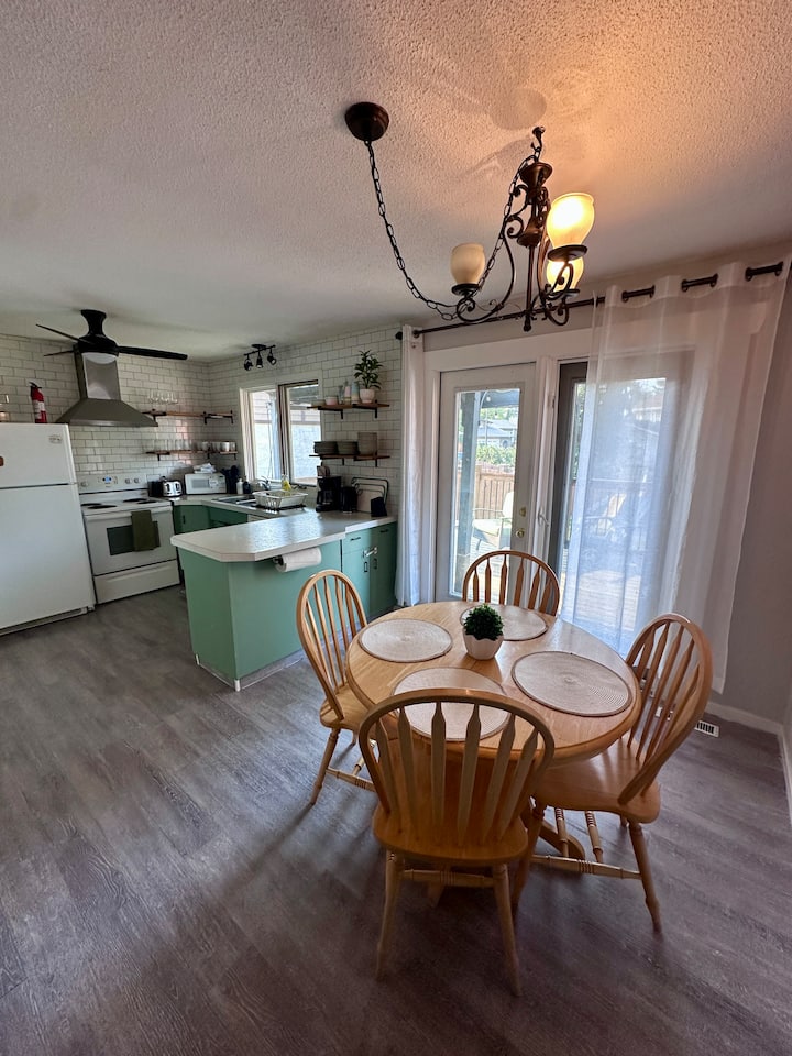 Cozy Family Retreat On Barrett - Red Deer
