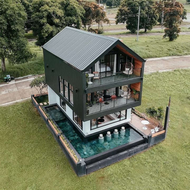 The Black Cabin At Sandari - Alfonso