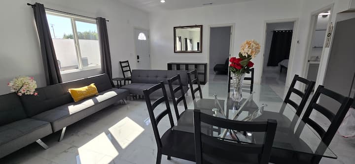 Sleeps 10, 5 Beds, 3 Bedrooms, 2 Bath Free Laundry - Corona