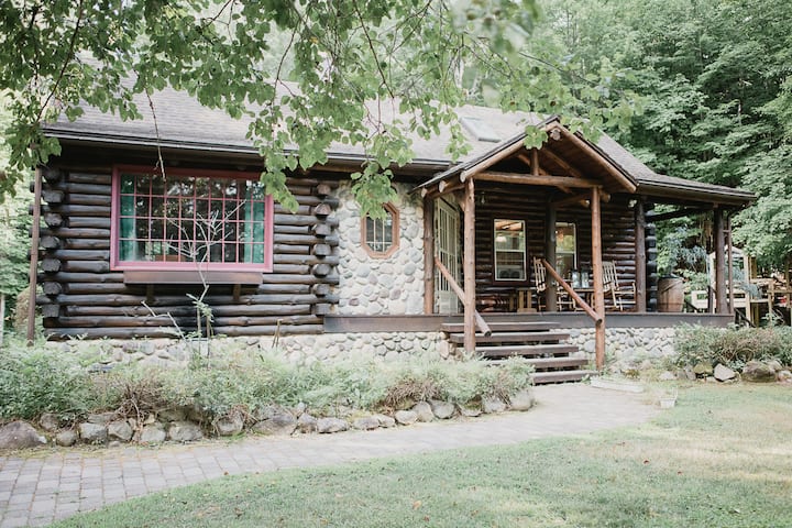 Adirondack Fall Escape: Cozy Log Cabin Retreat - Long Lake, NY