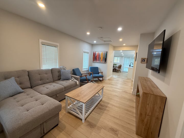 Bungalow By The Beach - Fort Erie