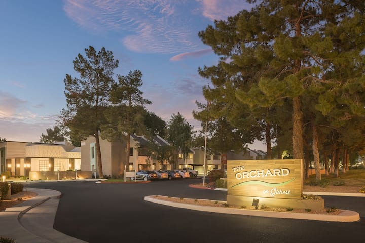 Modern Work‑friendly Retreat - Gilbert, AZ