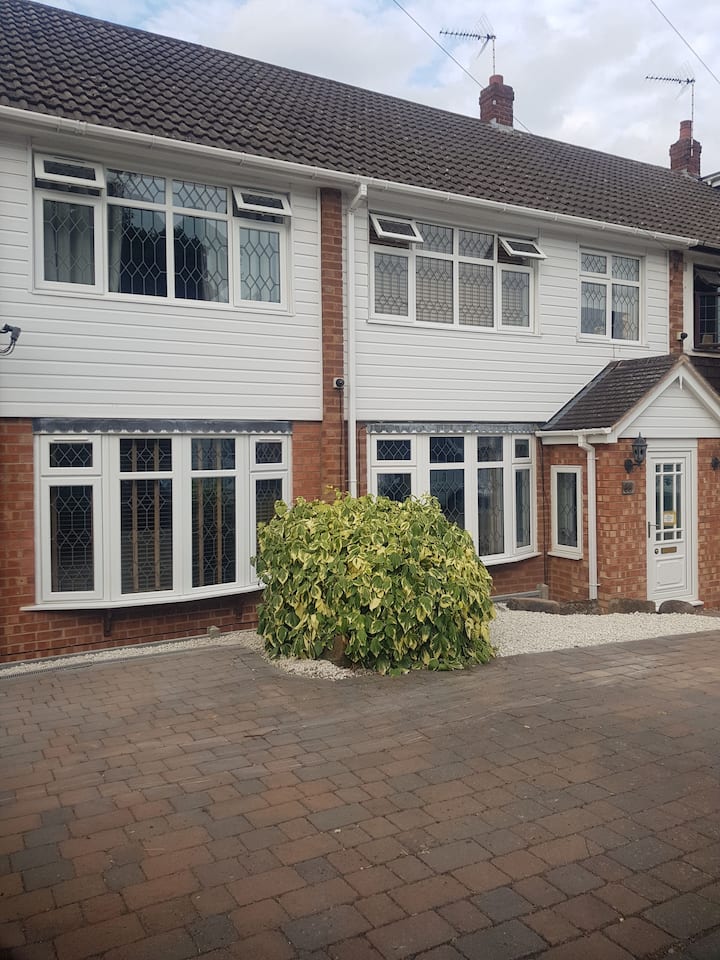 Cosy Home With Large Kitchen/diner - Coventry