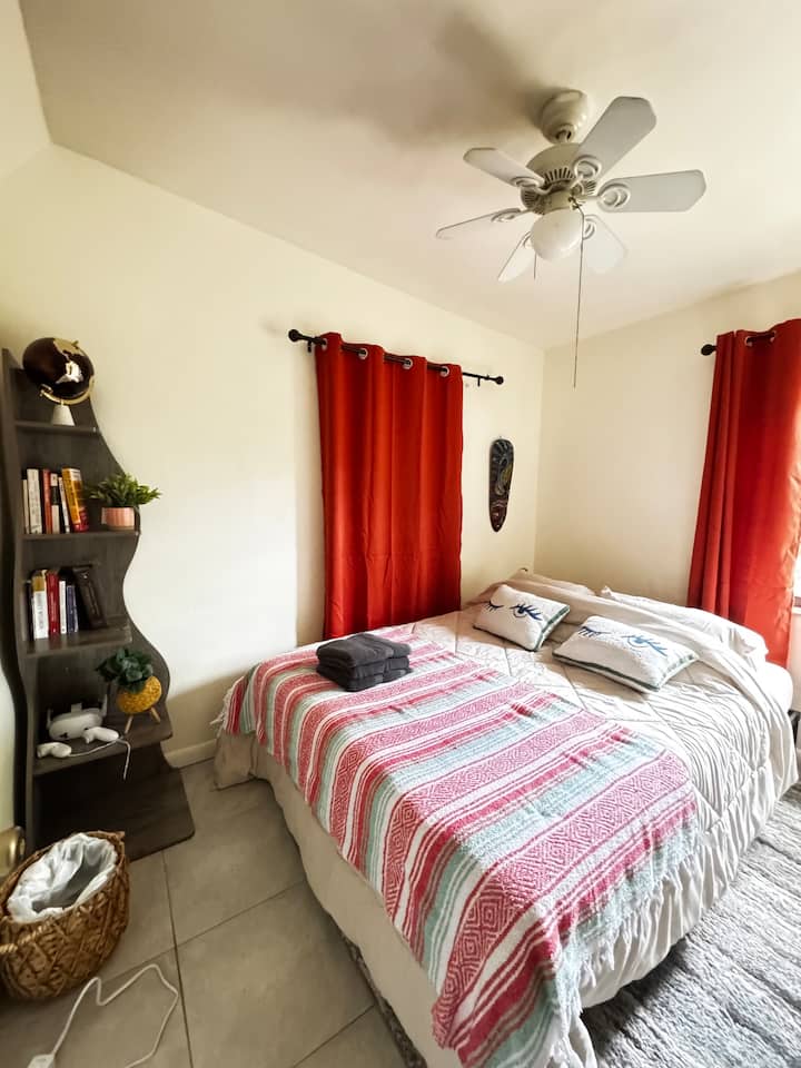 Private Queen Near Delray, Beach Pbi Air - Boynton Beach, FL