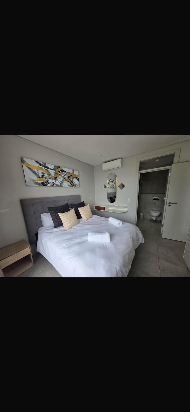 3 Bedroom Apartment Florida Rd & Spacious Balcony - Durban