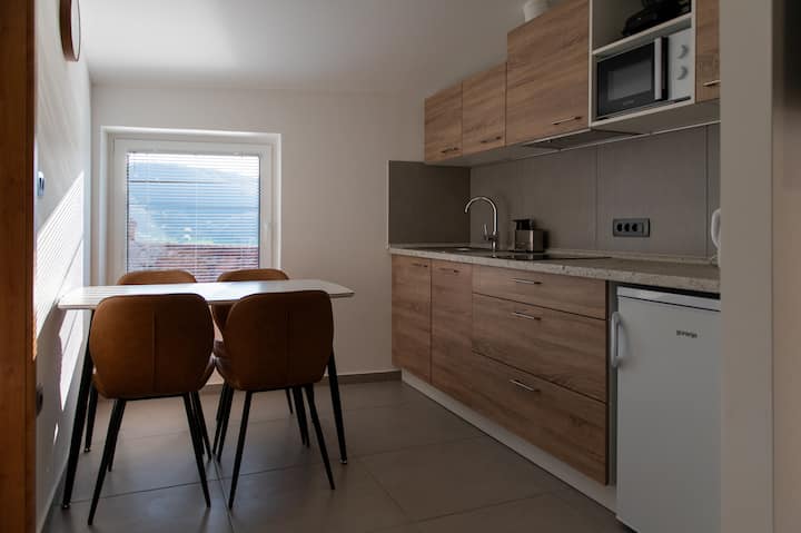 Apartma Pr' Užlejbvih Z Spalnico Ter Teraso - Vipava