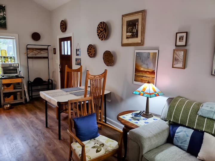 Eclectic Chic 1br Retreat | Cozy, Clean & Central - Savannah, GA