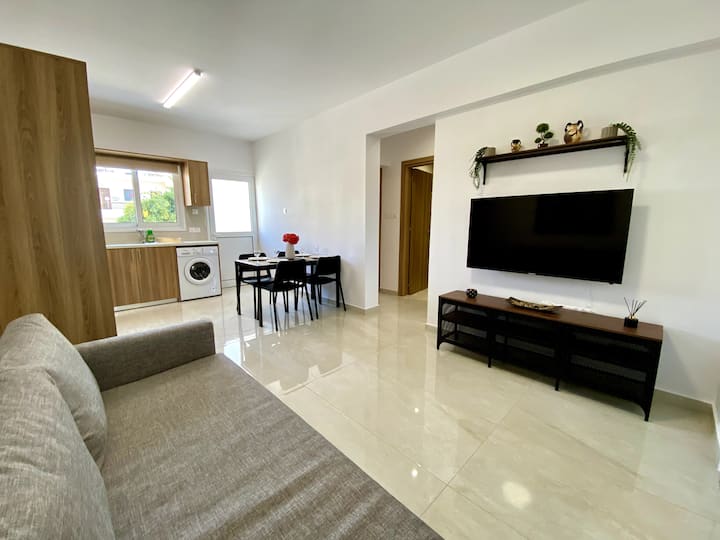 Seaside Two Bedroom Elegant Flat In Tourist Area - Pafos