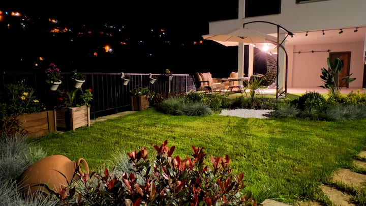 Yeşil Mavi Teraslı Villa - Rize