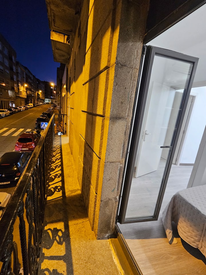 Piso De 4 Habitaciones En Vigo - Vigo