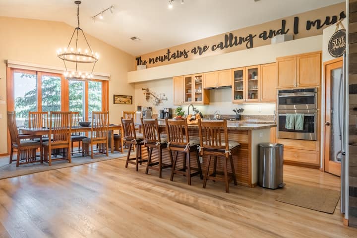 Trailhead Retreat Sleek Sunny & Steps To Adventure - Mammoth Lakes, CA