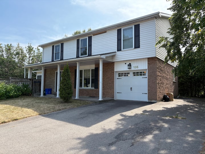 Spacious Getaway/sunroom/4 Beds/near Lake Ontario! - Clarington